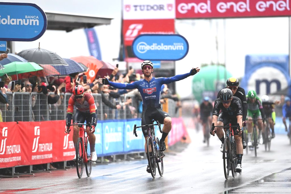 Remco Evenpoel crashes twice as Mark Cavendish slides over the rain ...